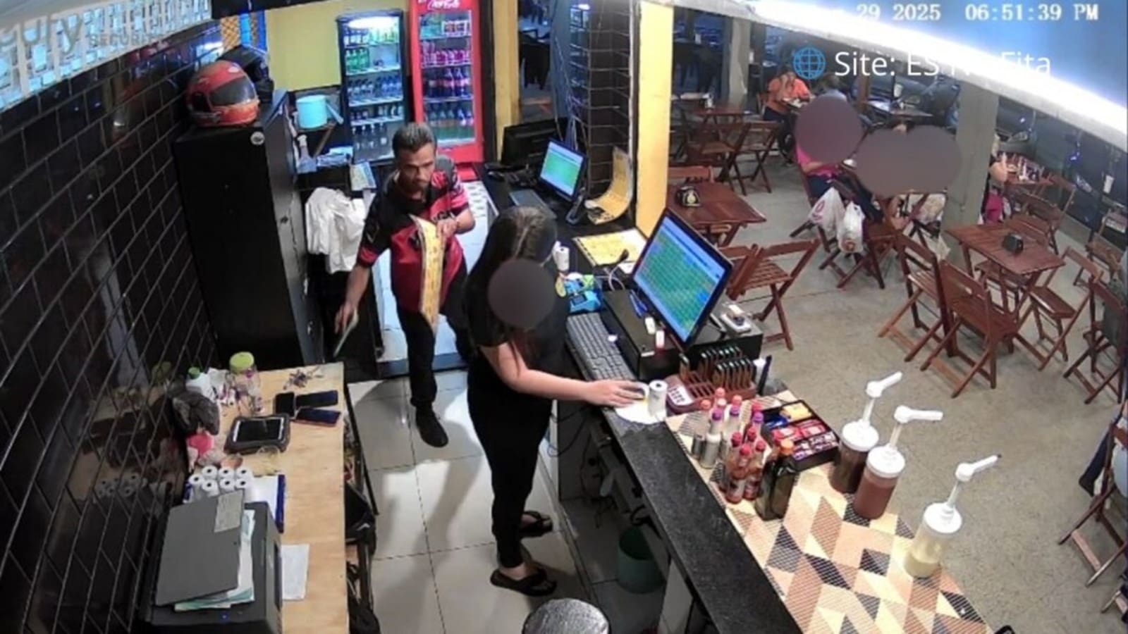 Vídeo: sujeito finge ver barata para furtar celular em lanchonete na Serra